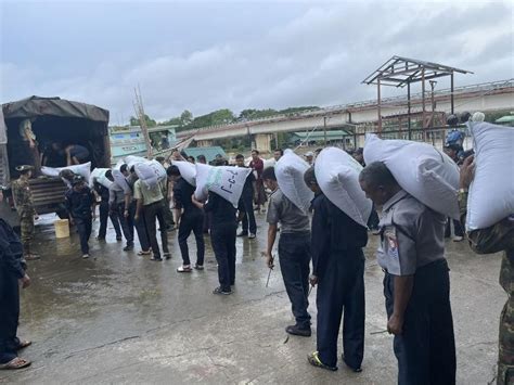 ရခိုင်ပြည်နယ်အတွင်းရှိ မုန်တိုင်းဒဏ်သင့် တောင်သူလယ်သမားများ မိုးစပါးအခ