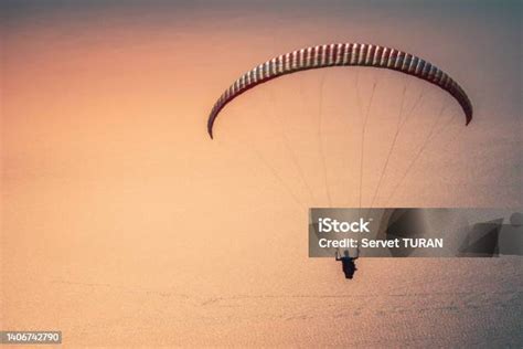 해질녘에 하늘에서 패러 글라이딩 올루데니즈 해변을 비행하는 패러글라이더 경관에 대한 스톡 사진 및 기타 이미지 경관 공중 뷰 관광 Istock