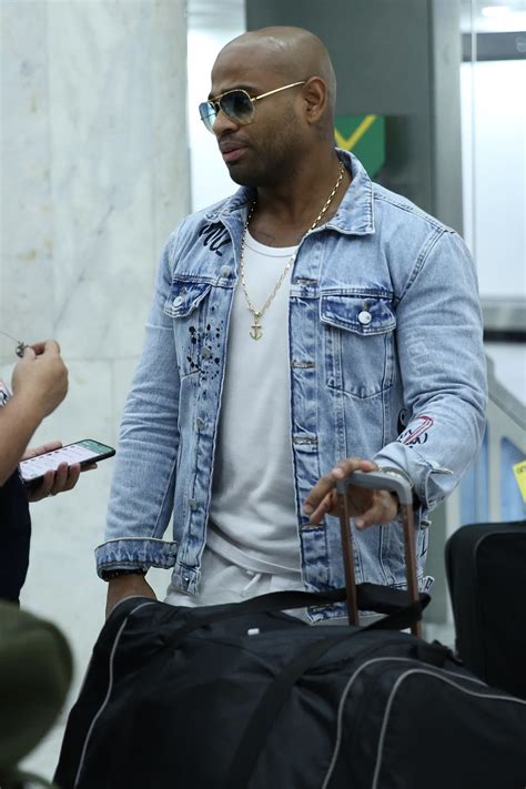 Cezar Black Desembarca No Rio Para Final Do Bbb