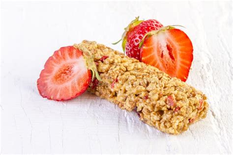 Müsliriegel Mit Frischer Erdbeere Auf Weißem Holz Stockbild Bild Von