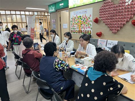 만성질환 타파 심뇌혈관질환 예방교육강좌와 혈압 혈당검사 및 상담이 진행되었습니다 중리종합사회복지관