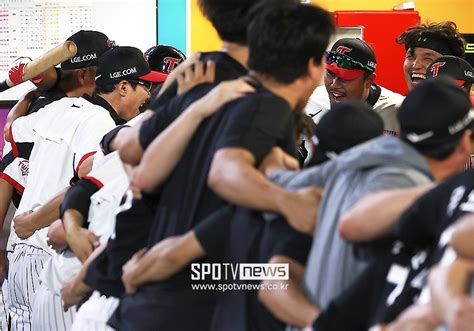 스포키 감독님이 왜 거기서 나와~ 어깨동무하고 홈런 세리머니 동참한 염경엽 감독역대 최고 Lg 분위기