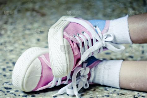 穿帆布鞋的女孩