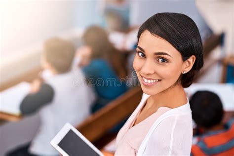 Eu Assisto A Cada Movimento Deles Uma Jovem Professora Animada Dando Aula Para Seus Alunos
