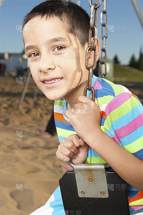 小男孩坐在秋千上