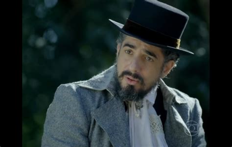 Foto Ariel Michel Melamed Observa Emília Ana Beatriz Nogueira Quando Ela Encontra A Rosa De