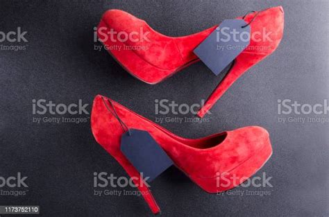 어두운 표면에 검은 종이 태그와 빨간색 하이힐의 상단보기 판매의 개념 0명에 대한 스톡 사진 및 기타 이미지 0명 가격