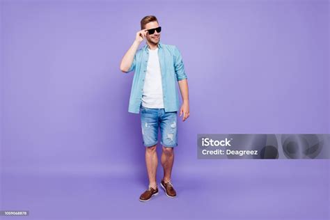 매력적인 트렌디한 세련 된 자신감 긍정적인 쾌활 한 남자의 안경을 데님과 태양 파스텔 바이올렛 퍼플 배경 위에 전신 크기 길이 거리에 대한 스톡 사진 및 기타 이미지