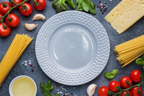 생 이탈리안 파스타 스파게티와 요리 재료 체리 토마토 치즈 채소 이탈리아 음식 어두운 돌 배경입니다 복사 공간이 있는 평면도 건강한 생활방식에 대한 스톡 사진 및 기타