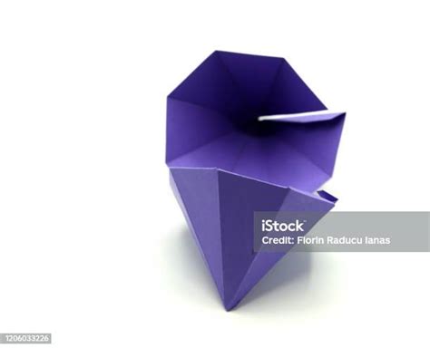 보라색 종이에서 잘라 흰색 배경에 위에서 촬영 된 기하학적 모양 팔각형 디피라미드의 지오메트리 그물 3d 형상 또는 솔리드를 형성하기 위해 접을 수 있는 2d 형상 3차원