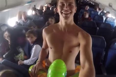 SKINUO SE GO U AVIONU I NAVUKAO PATKU Napravio šou ali nije svima