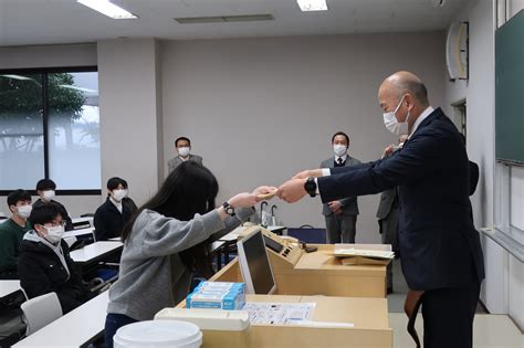 千葉県警察より本学総合情報学科学生3名に感謝状が授与されました。 News 東京情報大学