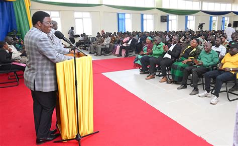 WAZIRI MKUU AZUNGUMZA NA WATUMISHI WA WILAYA YA MBOZI Full Shangwe Blog