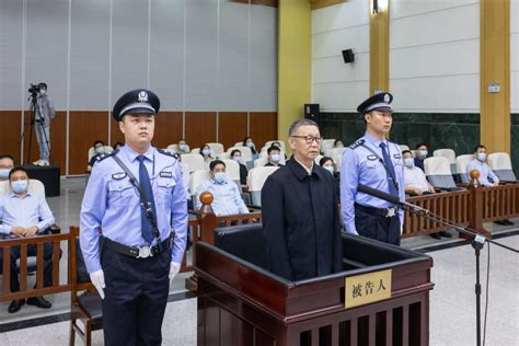 【原銀監會副主席蔡鄂生一審宣判：死緩】12月29日，江蘇省鎮江市中級人民法院公開宣判原中國銀行業監督管理委員會黨委委員、副主席蔡鄂生受賄、利用