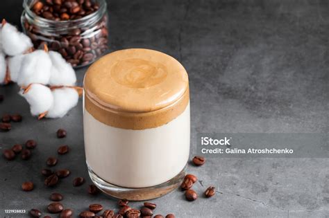 회색 배경에 아이스 달고나 커피 트렌디한 한국 음료 한 잔 우유와 달콤한 휘핑 푹신한 거품 0명에 대한 스톡 사진 및 기타