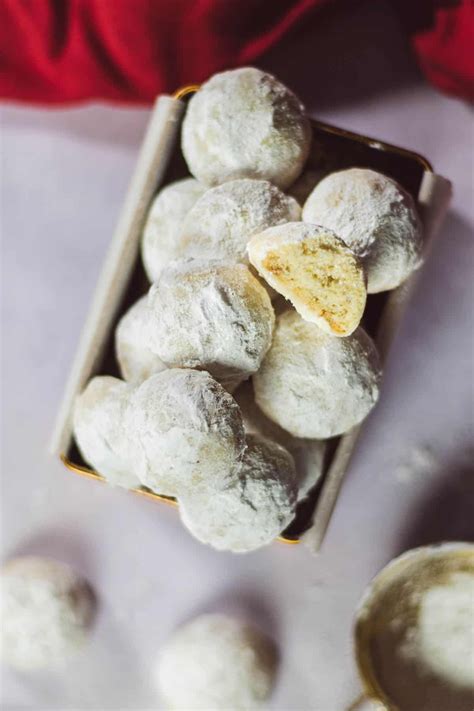材料4つだけ！ホロホロ簡単スノーボールクッキーの作り方 Chicca Food