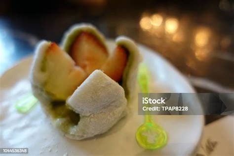 딸기 Daihuku입니다 부드러운 떡 감 미로 운 콩 풀와 딸기 딸기 Daifuku 딸기 쌀 케이크에서 만든 화과자 박제