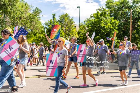 유타주 솔트레이크시티에 표지판이 있는 웨스트민스터 대학교 그룹 Lgbtqia 프라이드 퍼레이드 6월 프라이드의 달 2023년에