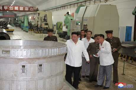 美韓軍演前夕金正恩再視察軍工廠 親駕新型裝甲車強調提高武器生產 星島日報