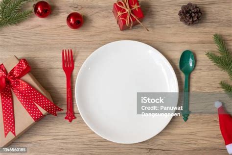 나무 테이블 배경에 접시 포크와 숟가락 메리 크리스마스 Xmas 파티와 행복한 새해 컨셉 0명에 대한 스톡 사진 및 기타 이미지