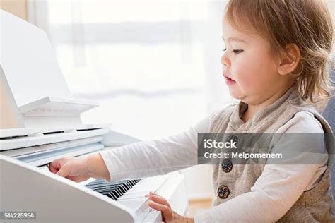 어린이 여자아이 만드는 재미있는 발현 재생 중에는 피아노 피아노에 대한 스톡 사진 및 기타 이미지 피아노 귀여운 놀기 Istock
