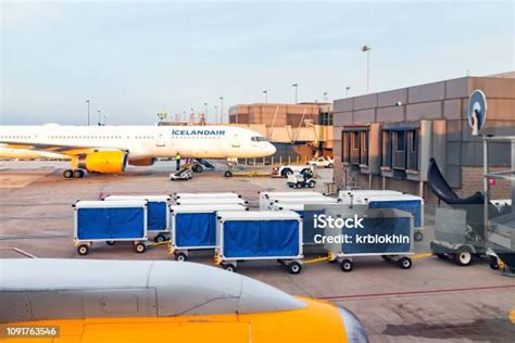 덜 레 스 공항 Iad 버지니아에서 터미널의 전망과 일몰 시 아이 슬 랜드 비행기와 Boeing에 대한 스톡 사진 및 기타 이미지 Boeing 건물 외관 건축