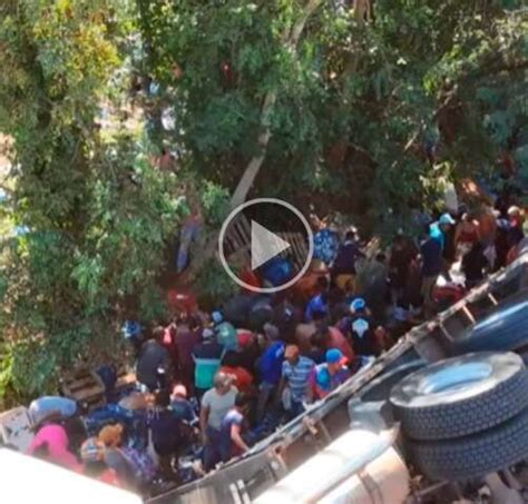Carreta carregada cerveja tomba e carga é saqueada em anel viário