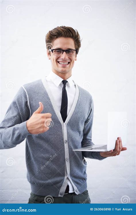 El Infierno Arregle Su Tablet En Seguida Un Joven Nerd Trabajando En Su Laptop Mientras Te Da