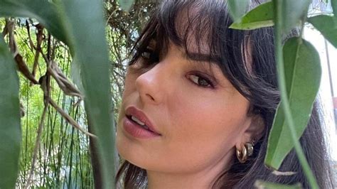 De biquíni Isis Valverde dá close em barriga sarada e exibe corpo