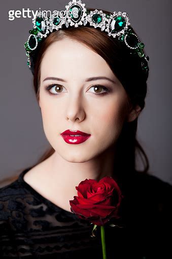 Young Redhead Girl With Tiara And Rose 이미지 929179142 게티이미지뱅크