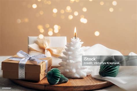 축제 흰색 불타는 촛불 선물 상자 및 크리스마스 조명과 함께 베이지 색 배경에 작은 종이 벌집 싸구려 0명에 대한 스톡 사진 및 기타 이미지 Istock