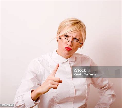 매우 감정적이다 여성사업가인 In 욕조에서 편안하게 거품 목욕 중인 금발 머리 글라스잔 흰색 배경의 2015년에 대한 스톡 사진