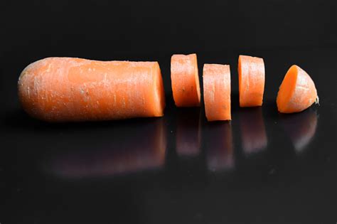 조각으로 자르고 검은색 배경을 가진 당근의 개체입니다 0명에 대한 스톡 사진 및 기타 이미지 0명 2015년 건강한 생활