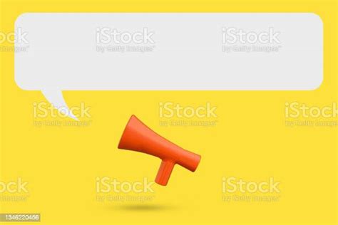 노란색 배경에 빨간색 3d 메가 폰 아이콘이있는 빈 회색 음성 거품 빈 음성 클라우드와 광고 아이디어 배너 광고 디자인 템플릿을