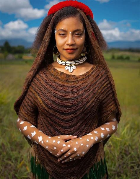 Reny Imbiri Renyimbiri • Instagram Profile In 2025 West Papua Traditional Attires Blonde