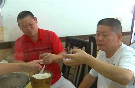 今天唠“酒嗑”，说说那些“喝早酒”的地方，有人喝早酒吃火锅生啤酒友牛肉新浪新闻