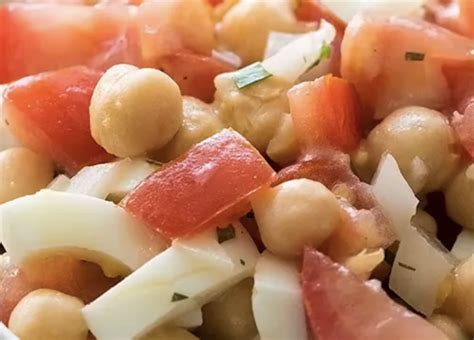 Салата с нахут домати и варени яйца Cookateria