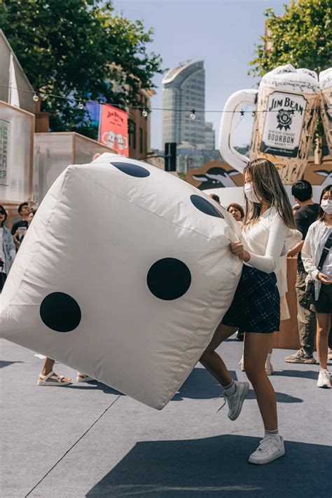 金宾嗨棒嗨肉祭活动策划太赞了，气泡里的质感微醺，酷毙了 会展活动策划ccasycom