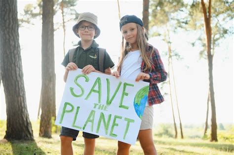 As Crianças Estão Segurando Um Cartaz Salve O Planeta Dia Da Terra