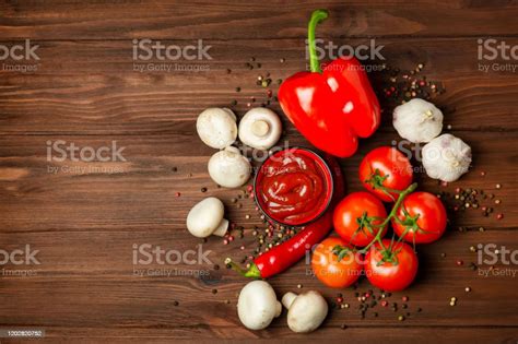 나무 배경에 야채입니다 고추 마늘 토마토 향신료를 함유한 유기농 채소 컨셉 0명에 대한 스톡 사진 및 기타 이미지 0명