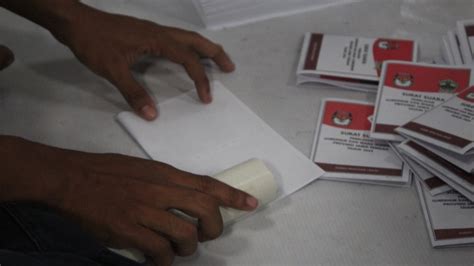 Foto KPU Kota Semarang Kerahkan 250 Petugas Pelipatan Surat Suara Pilkada