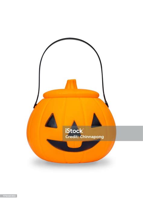 할로윈 날 계절 축하에 사탕 잭 Olantern 바구니 트릭 또는 치료를 수집 하는 아이 대 한 흰색 배경 에 격리 된 뚜껑호박