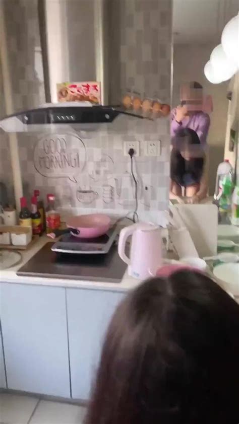 在哥哥嫂子出门旅游的日子，以教导侄女学校为名，诱骗女孩，穿诱人制服，教女孩舔肉棒，自己舔小穴，淫水流出直接插入，小穴好紧，全插不进，被叔叔天天玩弄，各种性姿势，小穴都玩大了 搜索关键词：禽兽