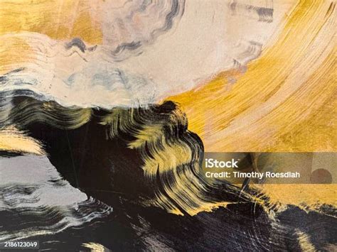 무작위 추상 노란색과 검은색 페인트 색상의 질감은 아이보리색 흰색 캔버스 종이에 무작위로 튀고 브러시로 칠했습니다 완벽 한 배경 질감입니다 0명에 대한 스톡 사진 및 기타