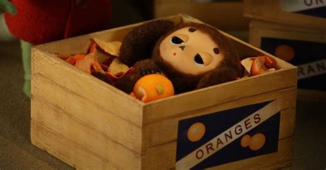 Создать мем ящик с апельсинами чебурашка в коробке чебурашка в ящике