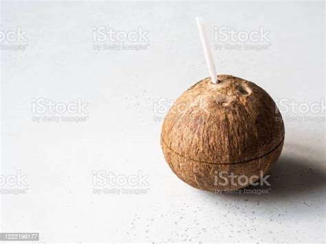 밝은 배경에 삽입 된 흰색 칵테일 짚으로 코코넛을 마시는 갈색에 대한 스톡 사진 및 기타 이미지 갈색 건강한 생활방식