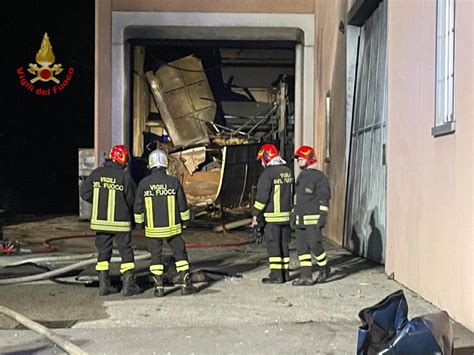 Santa Maria Incendio In Un Capannone Ingenti I Danni Merateonline