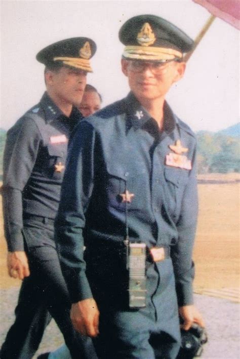 พระบาทสมเด็จพระเจ้าอยู่หัว ฉลองพระองค์เครื่องแบบกองทัพอากาศ ขอพระองค์ทรงพระเจริญ ราชวงศ์