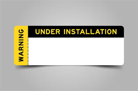 노란색과 검은 색 티켓으로 단어 경고 및 설치 중이며 회색 배경에 흰색 사본 Psace가 있습니다 개선에 대한 스톡 벡터 아트