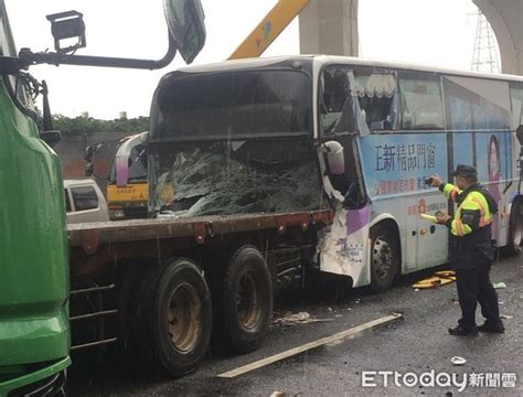 影／中山高桃園段1死8傷大車禍！ 國光號撞拖板車 南下狂塞10公里 Ettoday社會新聞 Ettoday新聞雲